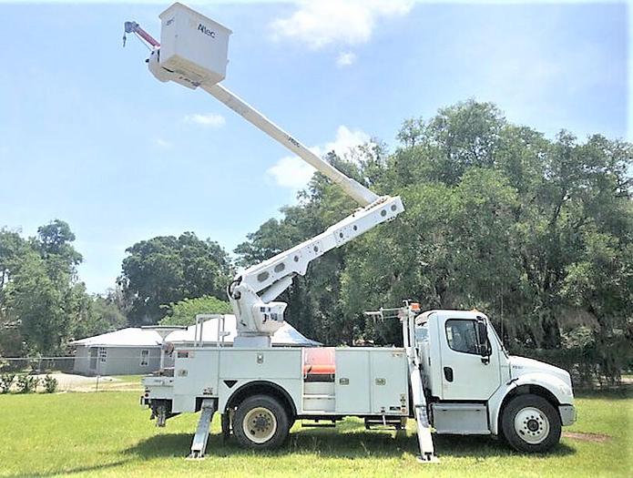 Used Altec AM55-MH, Over-Center Material Handling Bucket Truck rear ...