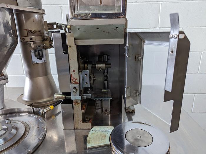 p+am SA9 Capsule Filling Machine