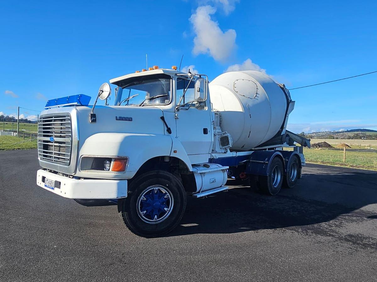 Used 1995 Ford L8000 Concrete Agitator Truck for Sale in Orielton,