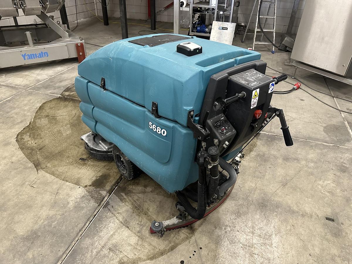 Used Tennant 5680 walk behind floor-washer for Sale in Emmeloord ...