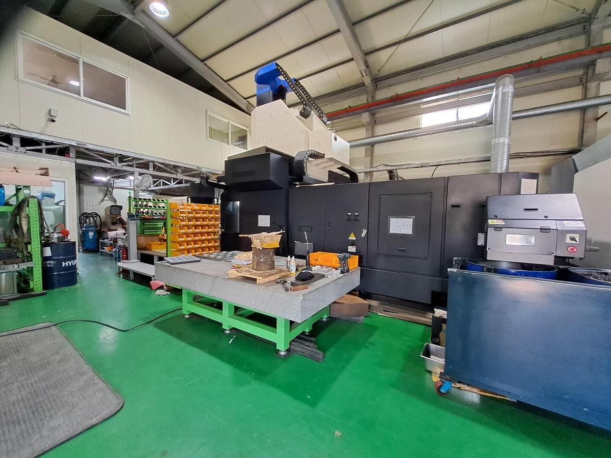 Used Hwacheon SIRIUS 1750L CNC Bright Type-High Speed Vertical Mach...