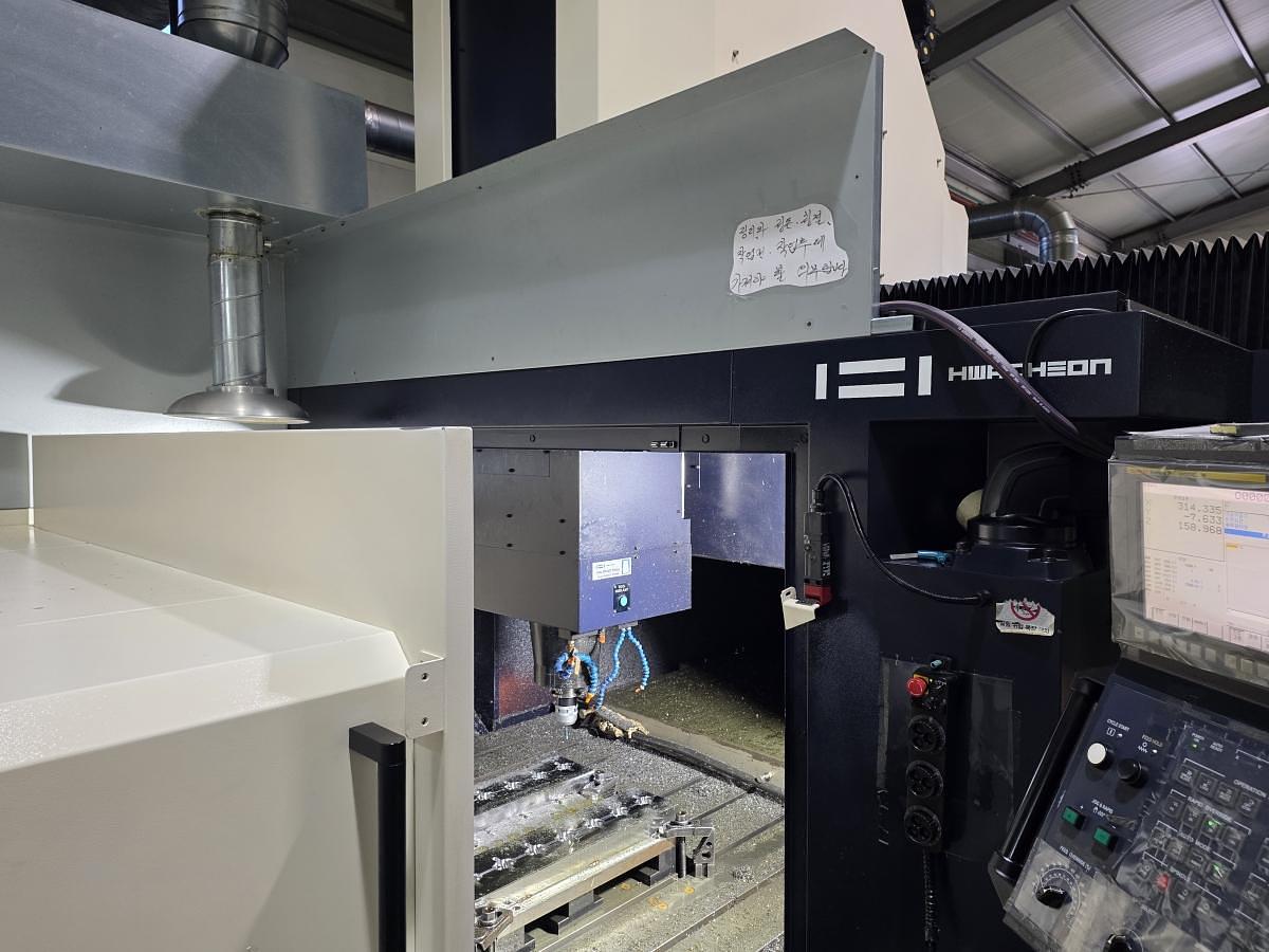 Used Hwacheon SIRIUS 1750L CNC Bright Type-High Speed Vertical Mach...