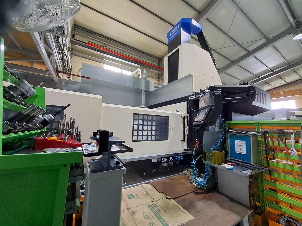 Used Hwacheon SIRIUS 1750L CNC Bright Type-High Speed Vertical Mach...