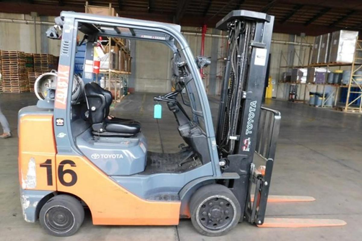 2017 Toyota 8FGCU30 | 6,000 lb LPG | Triple Mast