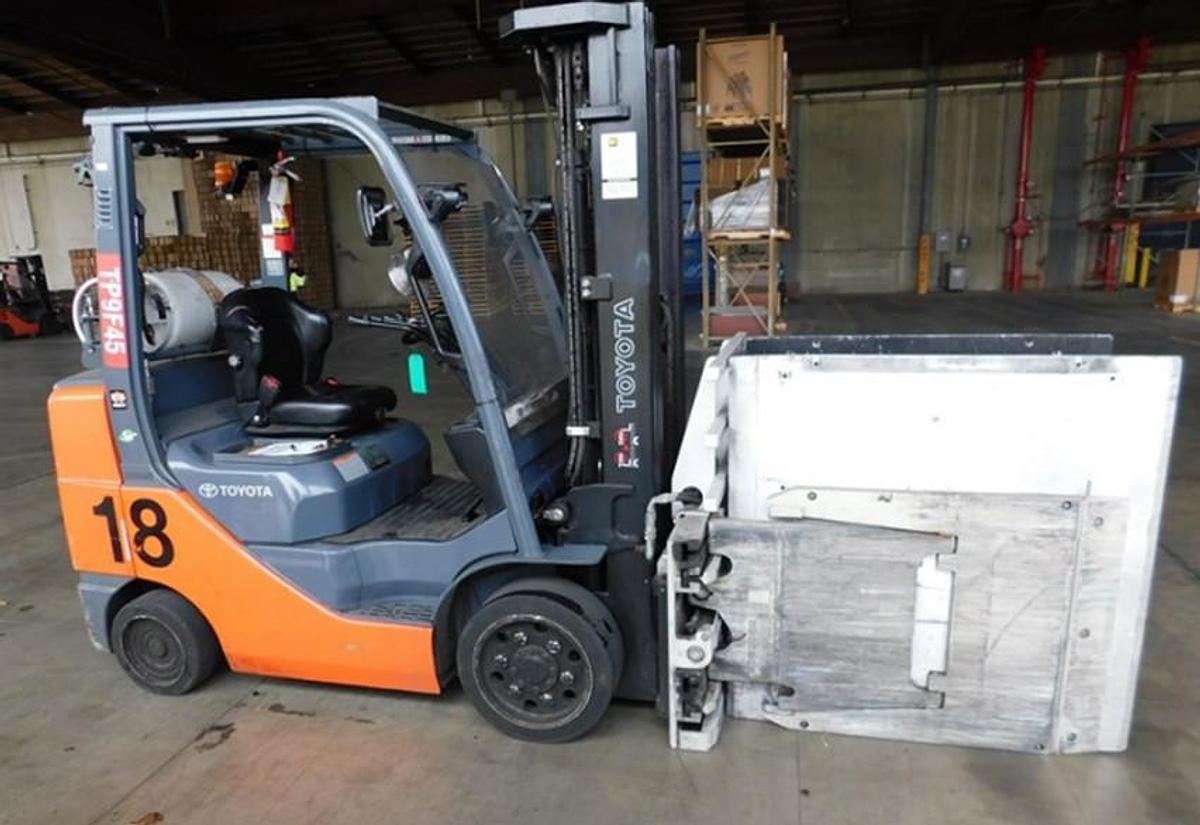 2017 Toyota 8FGCU30 | 6,000 lb LPG | Carton Clamp