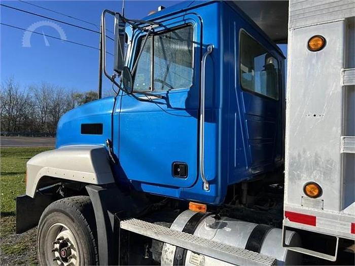 Used Sold 2001 Mack CH613 at Finley Truck Sales