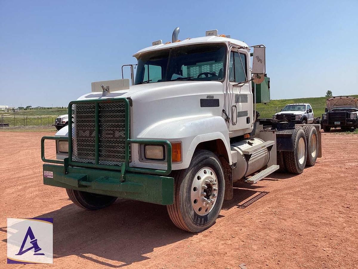 Used 2000 Mack CH613 Winch Truck - Winch - Headache Rack - Sliding 5th ...