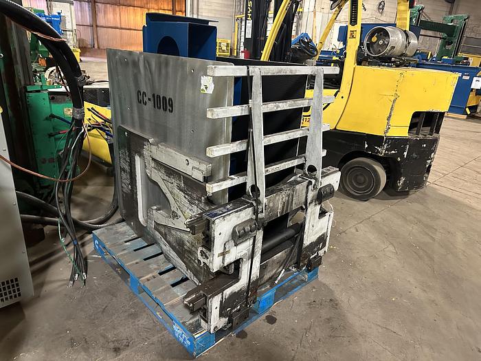 Used CASCADE 25D-CCS-35Q 2500LB CAPACITY CARTON CLAMP ATTACHMENT WI...