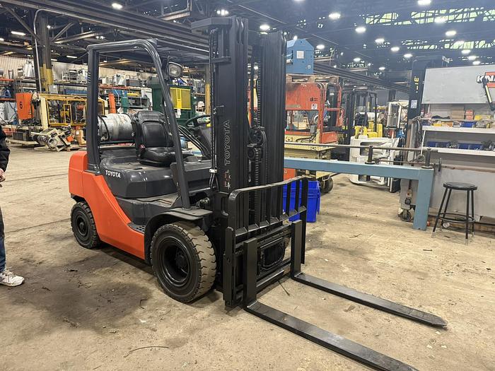 Used 5,000 POUND TOYOTA FORKLIFT 8FGCU25 WITH PNUEMATIC TIRES AND S...