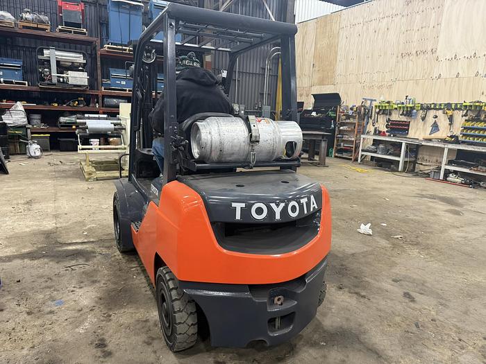 Used 5,000 POUND TOYOTA FORKLIFT 8FGCU25 WITH PNUEMATIC TIRES AND S...