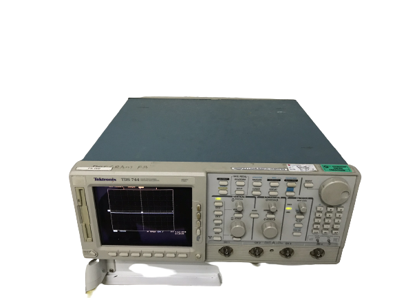 TEKTRONIX TDS 744 DIGITAL OSCILLOSCOPE
