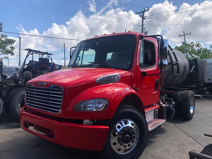 Used 2019 FREIGHTLINER BUSINESS CLASS M2 106 for Sale in Miami, Florida